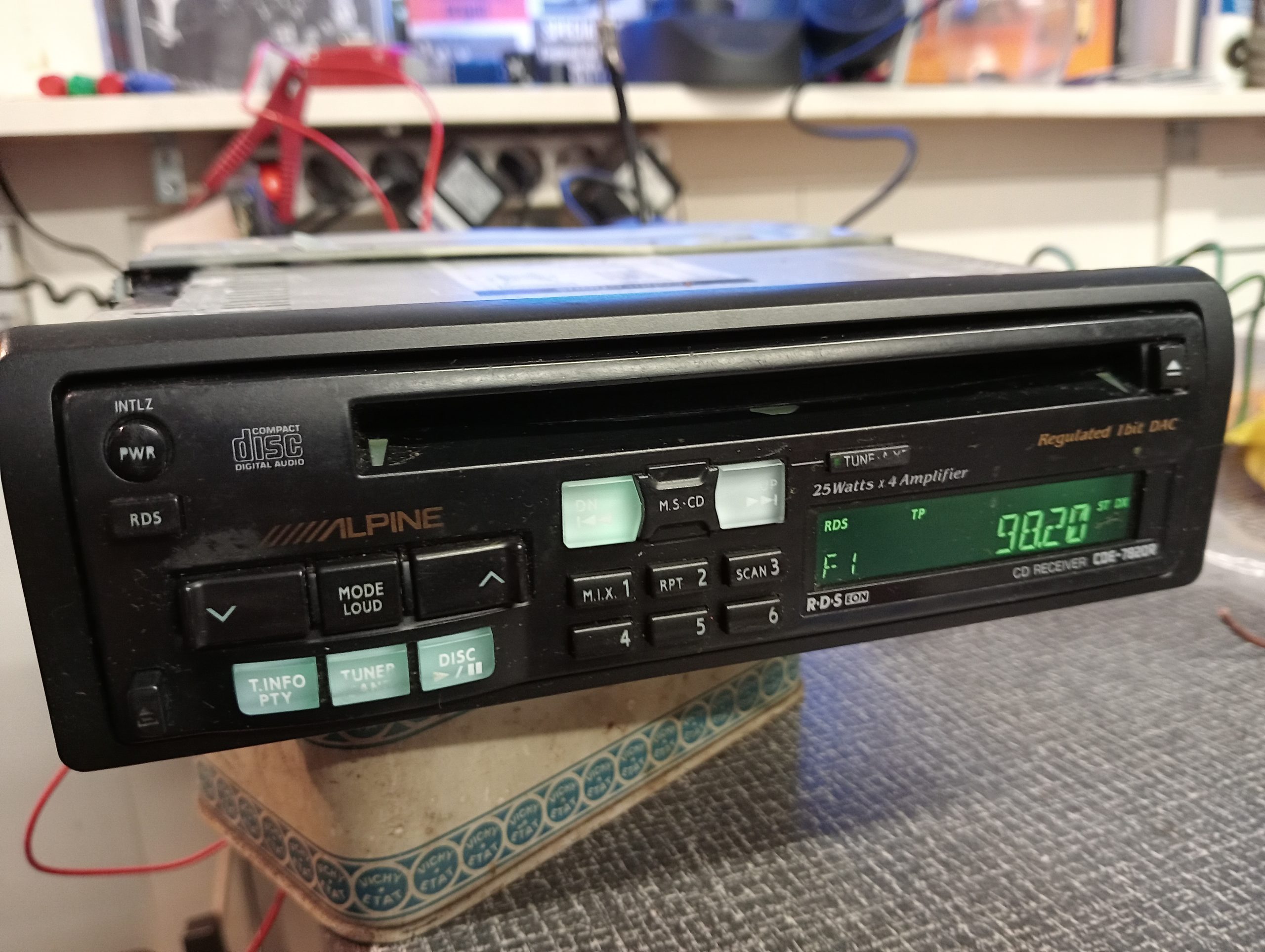 Stereo Radio – CD ALPINE CDE-7820R BMW youngtimer | Shop-Golden-Years